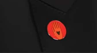 Oscar celebrities wear red pins for Gaza - Esquire Middle East